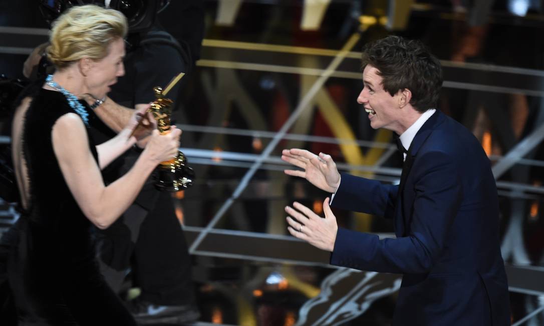 Stephen Hawking parabeniza Eddie Redmayne por Oscar de melhor ator ...