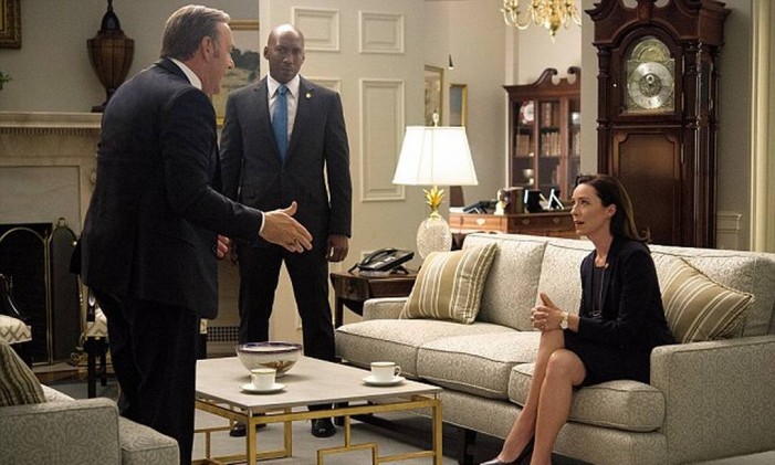 Relembre cinco questões não solucionadas em 'House of cards', cuja ...