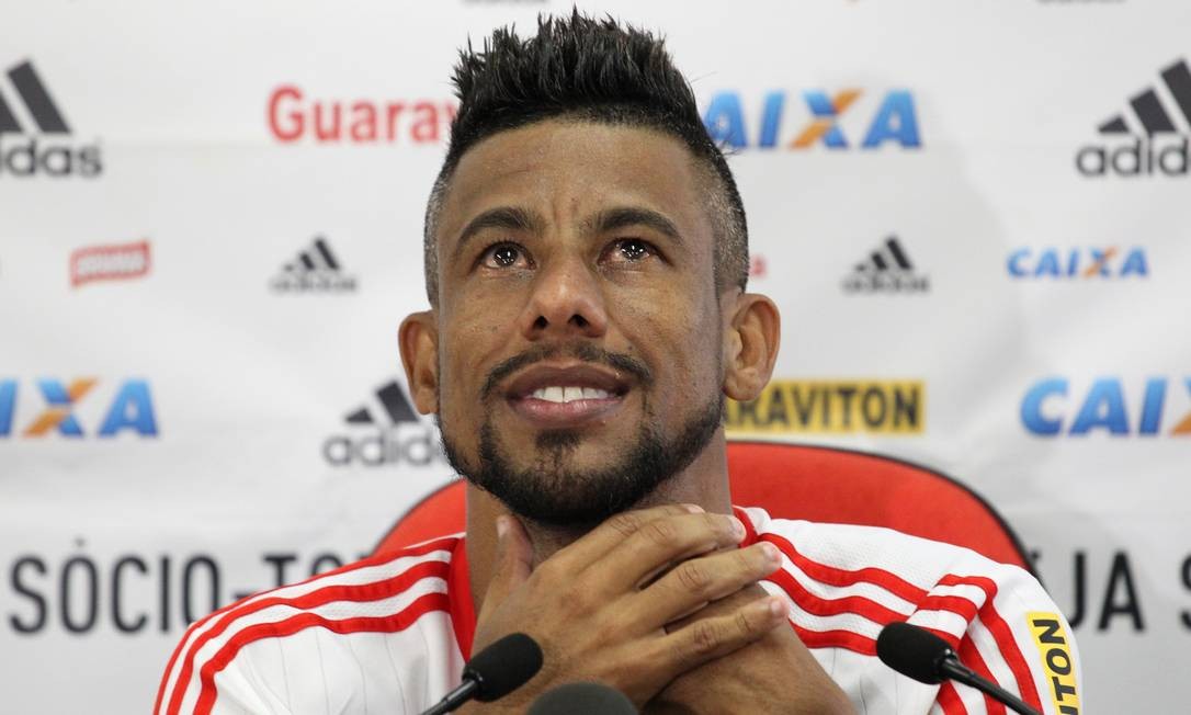 Léo Moura não esconde a emoção no penúltimo treino como jogador do ...