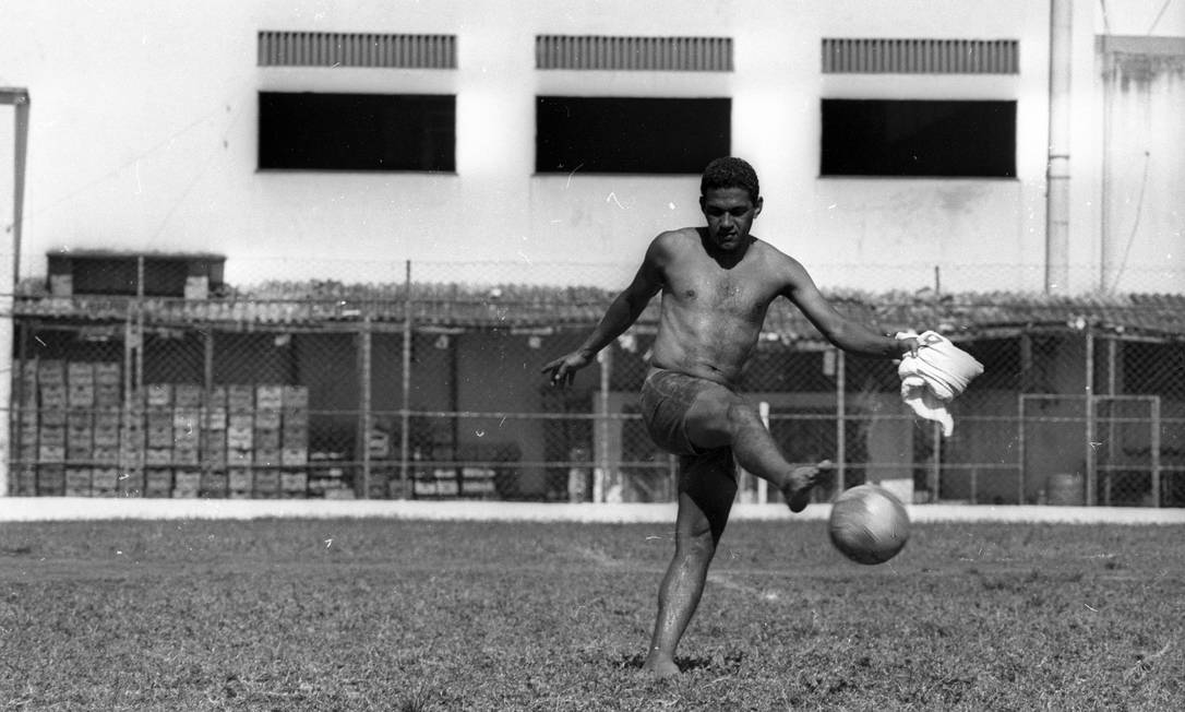 Veja imagens de Garrincha em seu último clube como jogador profissional ...
