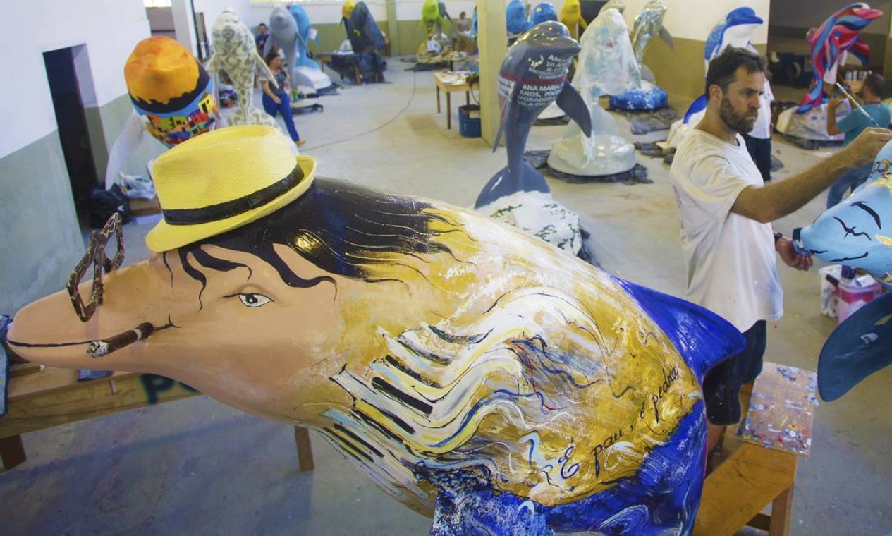 Os preparativos para a Boto Parade - Jornal O Globo