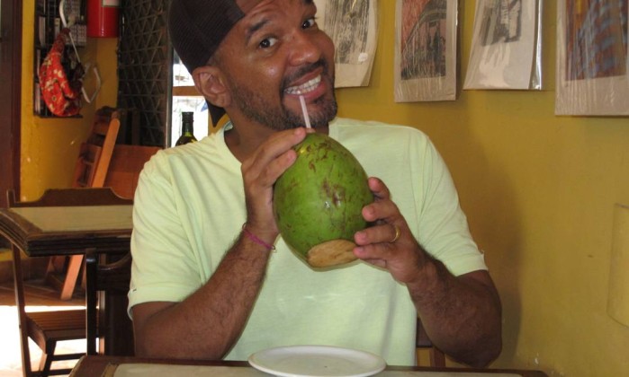 Duas águas de coco e a conta com Fábio Bêça - Jornal O Globo