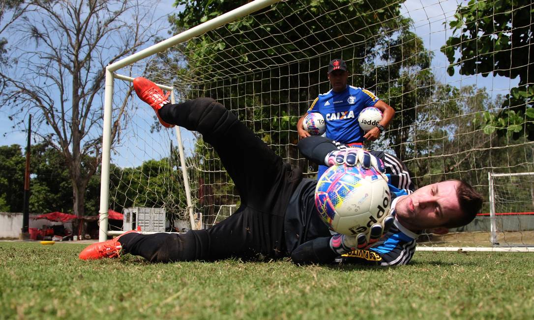 Paulo Victor renova contrato com o Flamengo até o fim de 2018 - Jornal ...