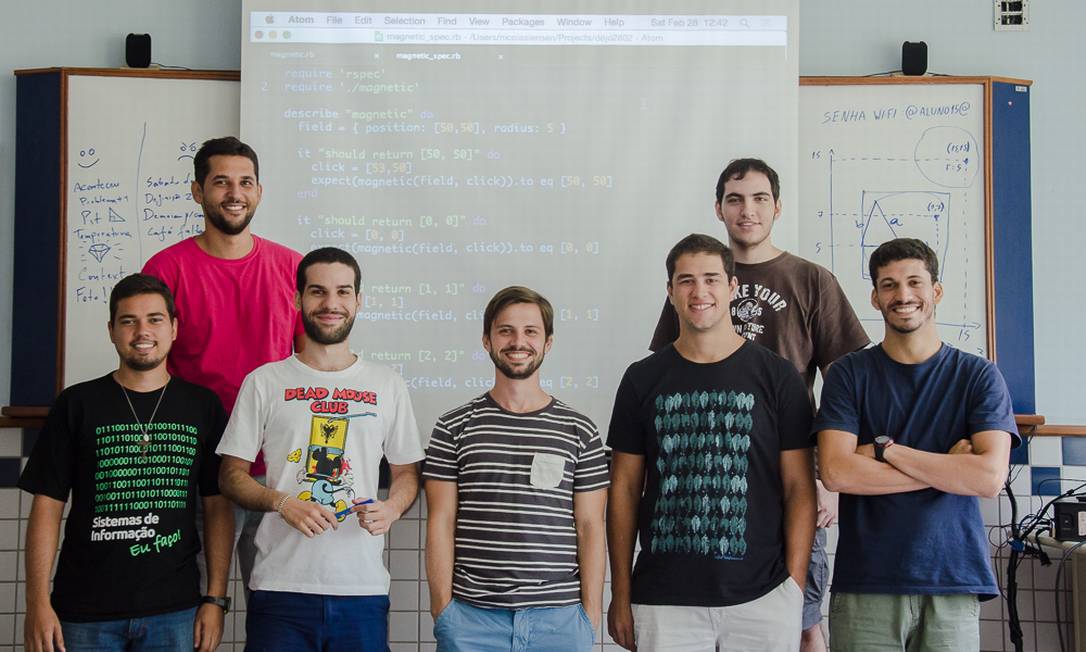 Grupo de programadores realiza reuniões em bar para resolver algoritmos ...