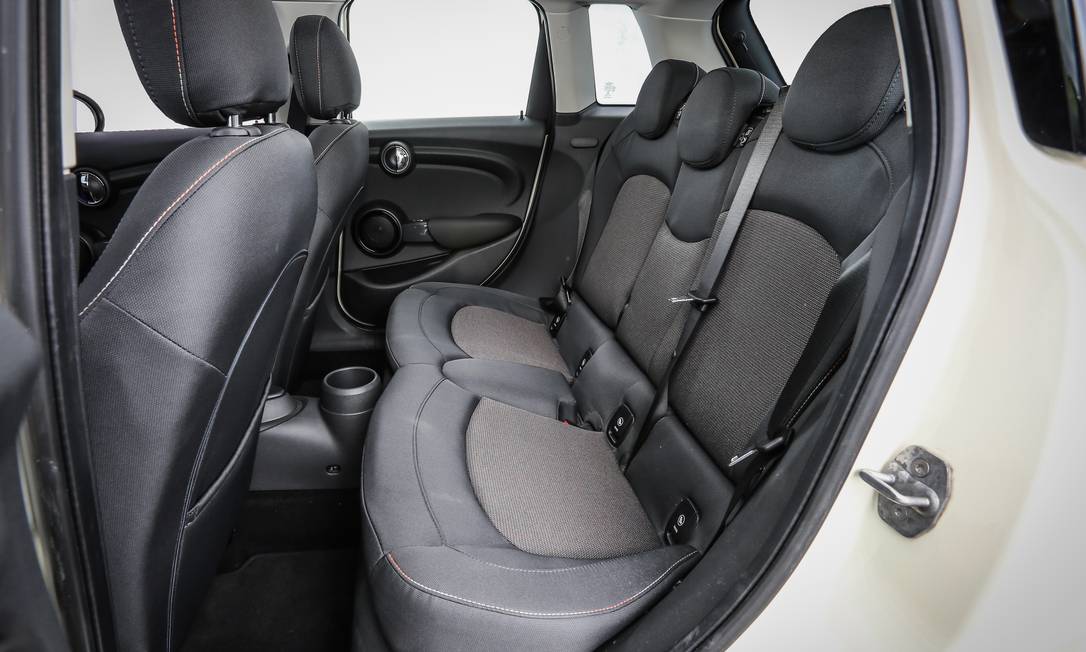 Ao volante: dirigimos o Mini Cooper hatch de quatro portas - Jornal O Globo