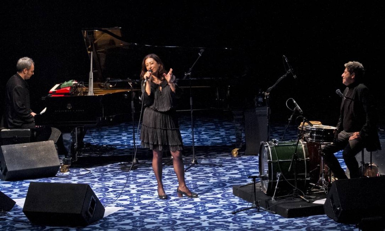 O mar e o amor em repertório luso criado por Jussara Silveira - Jornal ...