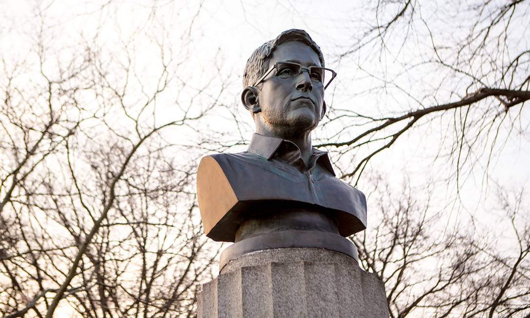 Um dia após busto de Snowden aparecer em Nova York, artistas projetam ...