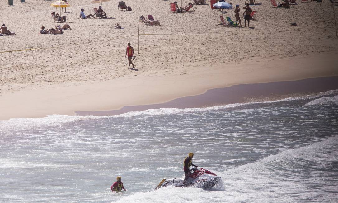 Aeronave com dois tripulantes faz pouso forçado no mar a 200 metros da ...