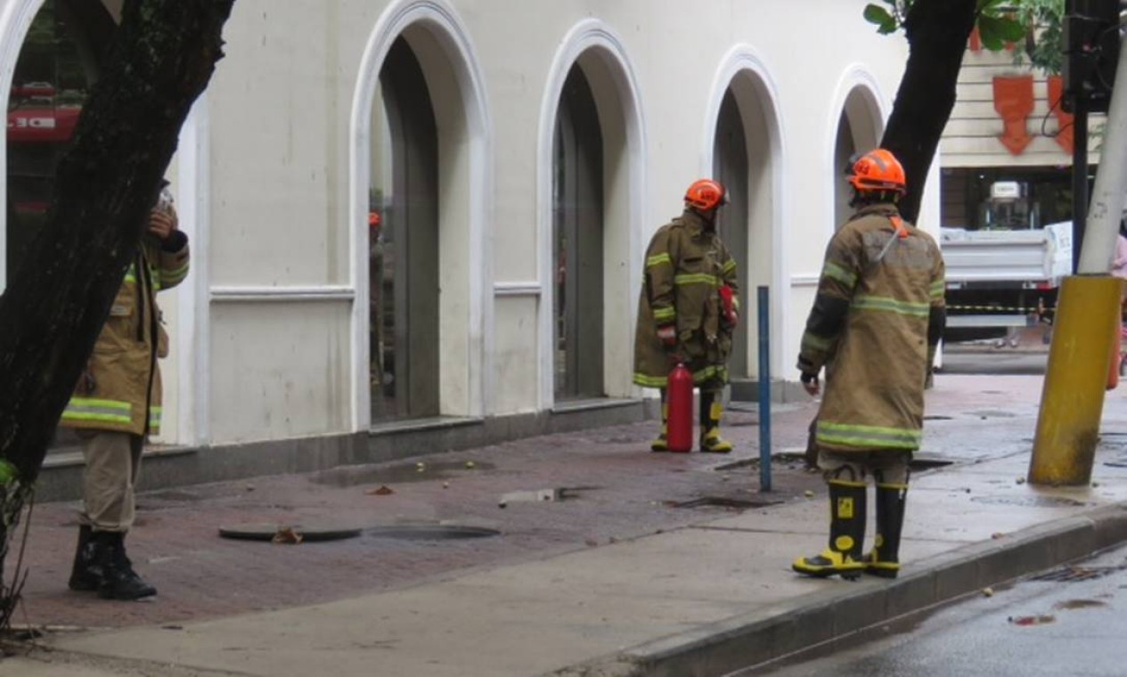 Barulho de explosão em bueiros assusta pedestres na Rua Joana Angélica ...