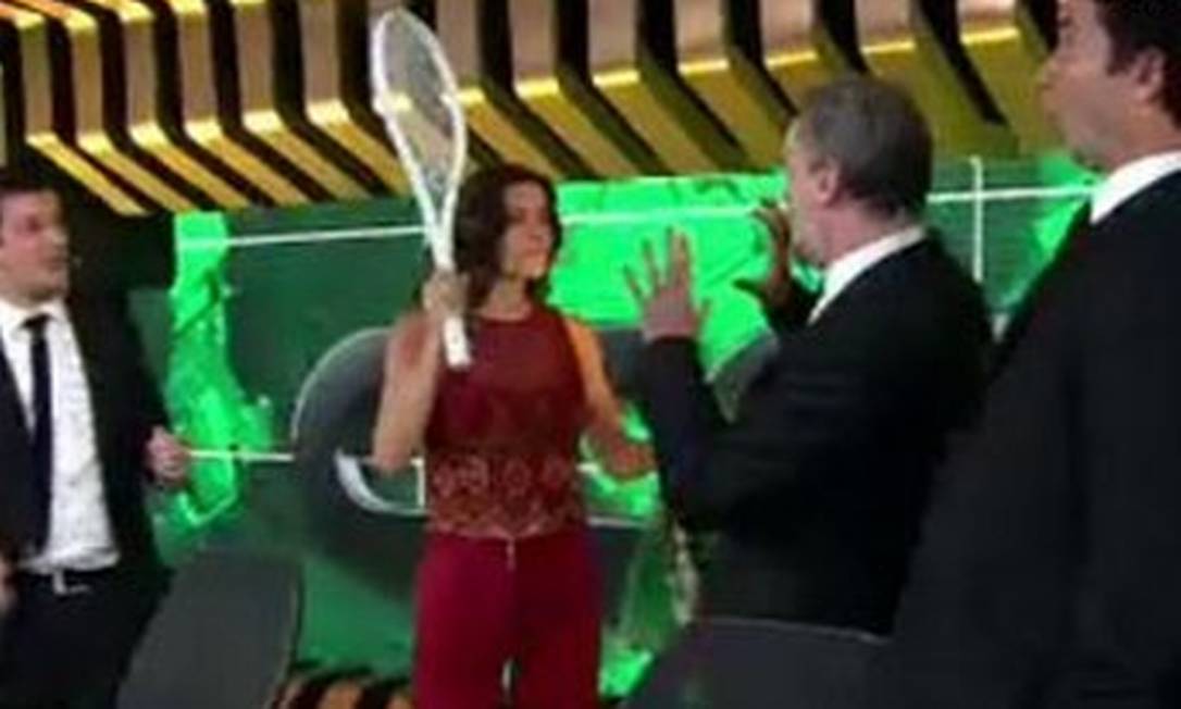 Helena Ranaldi dando uma raquetada em Dan Stulbach no ‘CQC’ é destaque ...