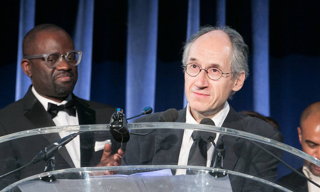 Após polêmica, 'Charlie Hebdo' recebe prêmio pelo seu papel na defesa ...