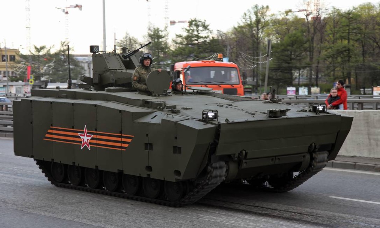 Novo tanque russo é operado com ‘joystick de PlayStation’ - Jornal O Globo