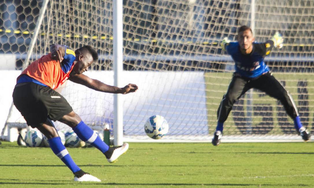 Riascos e Julio dos Santos em momentos opostos no Vasco - Jornal O Globo