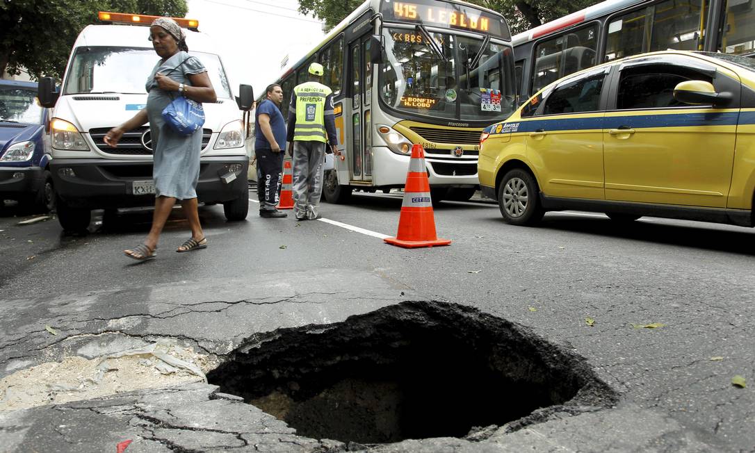 Parte do asfalto cede e abre buraco na Rua Haddock Lobo, na Tijuca ...