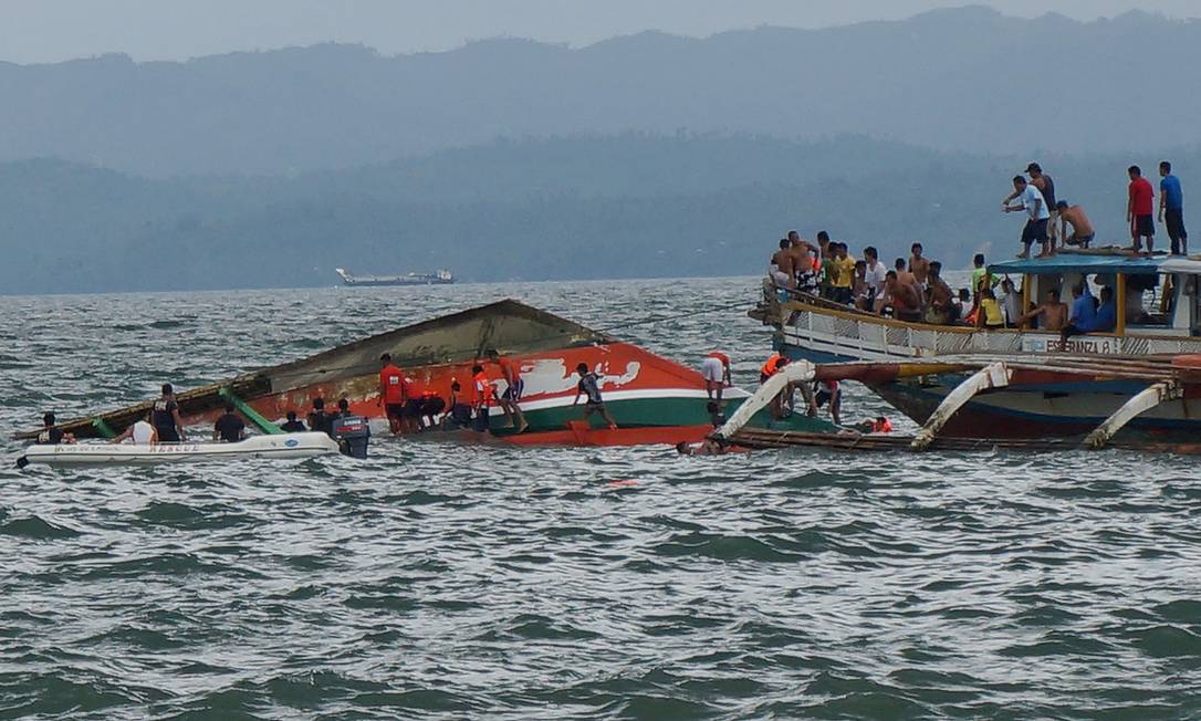 Naufrágio de balsa na costa das Filipinas deixa ao menos 36 mortos ...