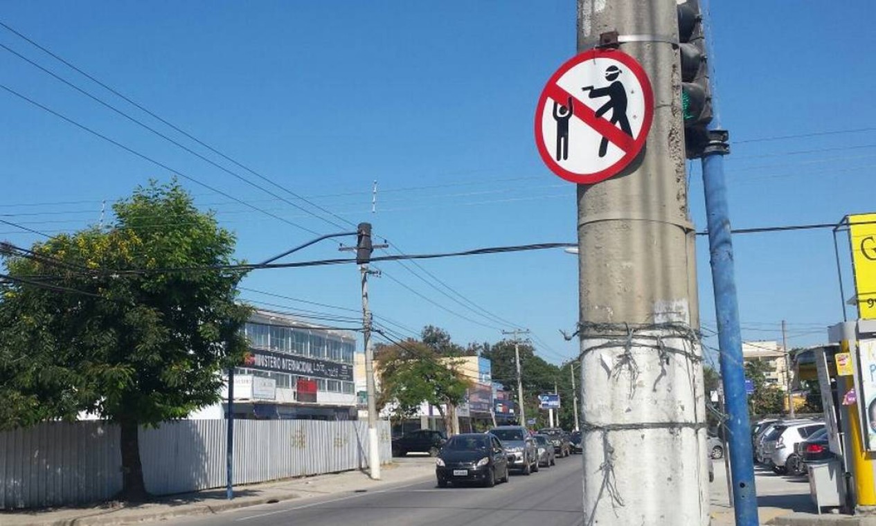 Placa que ‘proíbe’ roubo é colocada em poste de avenida na Região ...