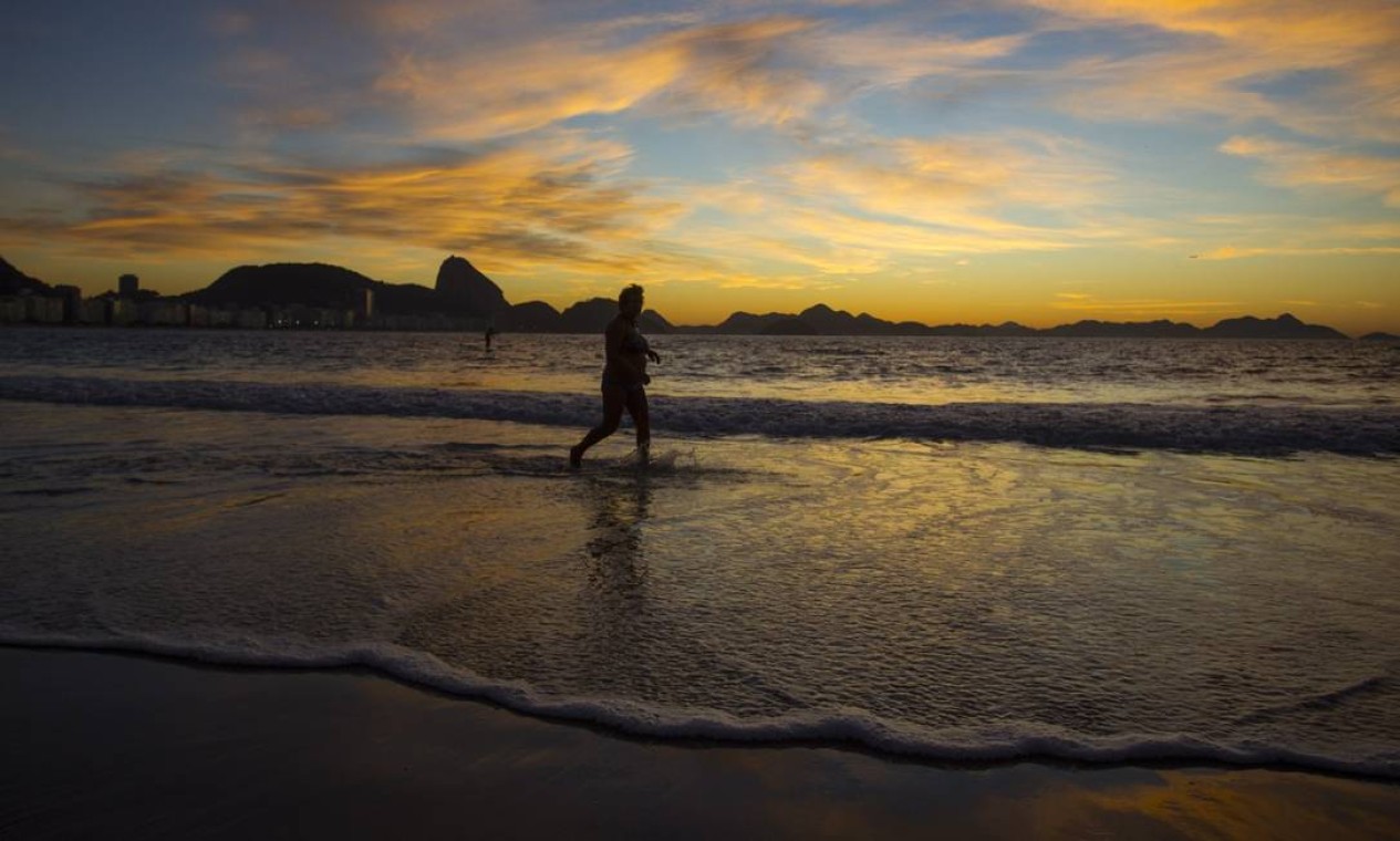 O amanhecer em Copacabana - Jornal O Globo