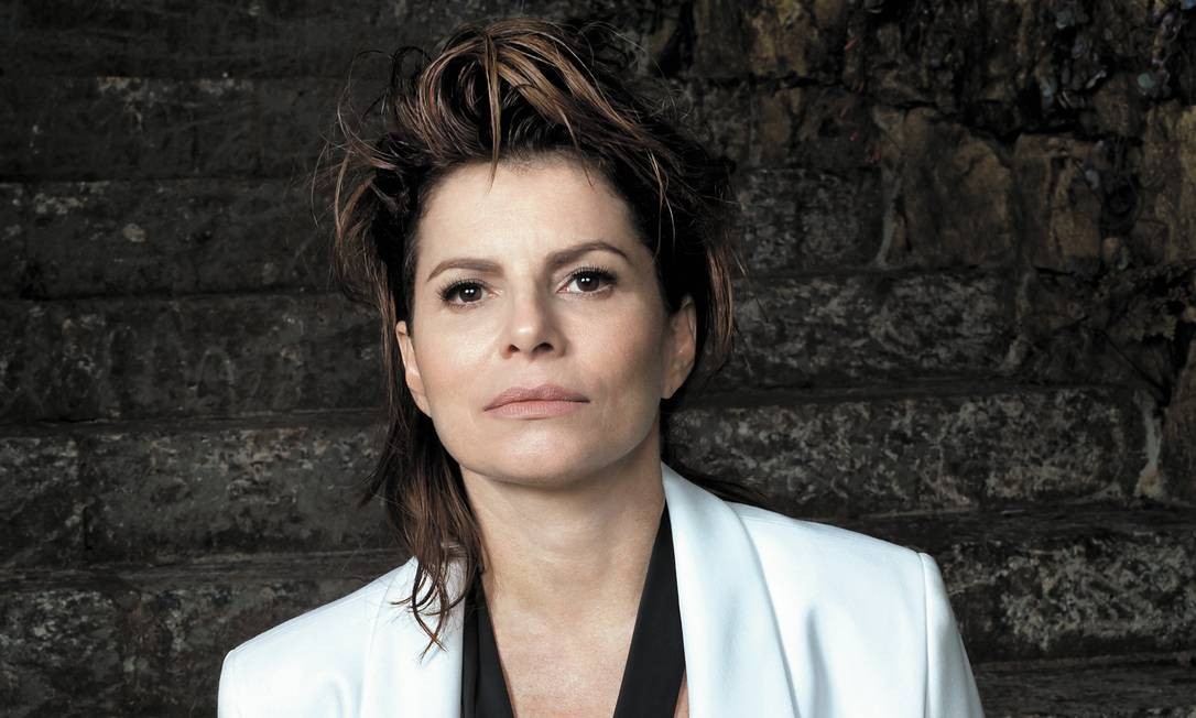 Debora posa especialmente para o ELA usando peças de alfaiataria ...