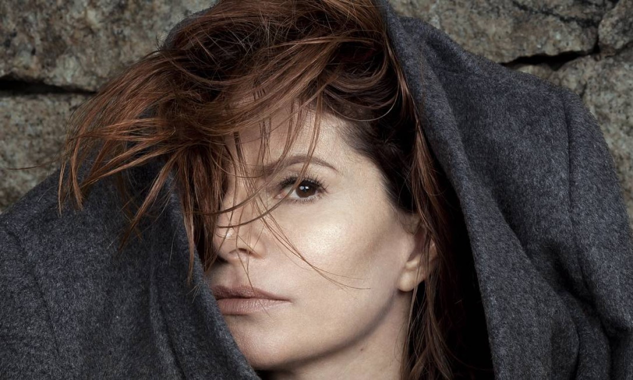 Debora posa especialmente para o ELA usando peças de alfaiataria ...