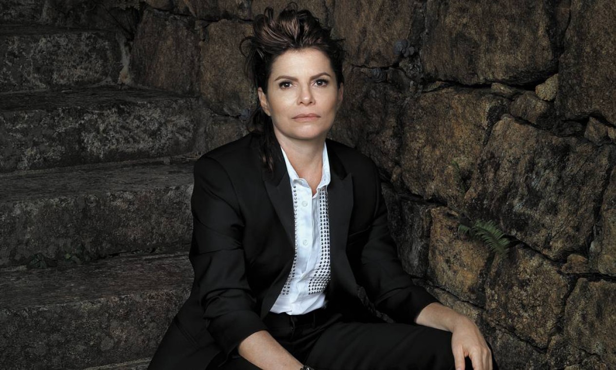 Debora posa especialmente para o ELA usando peças de alfaiataria ...