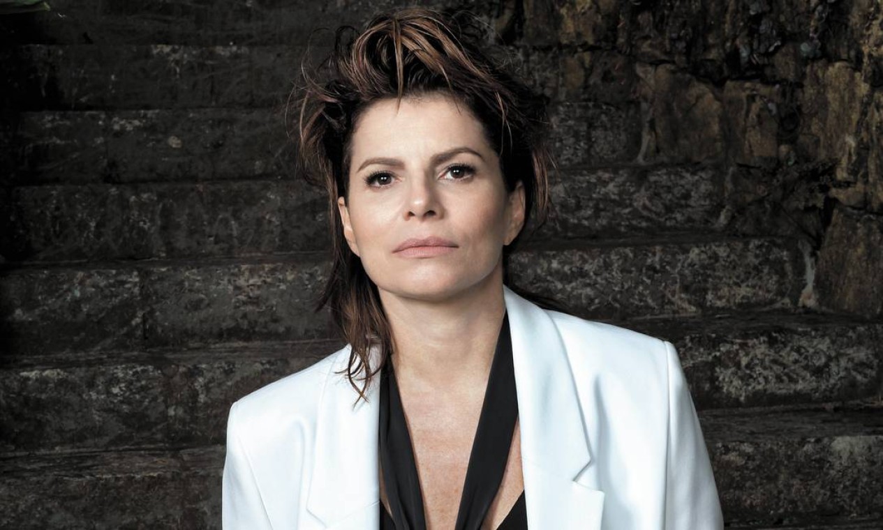 Debora posa especialmente para o ELA usando peças de alfaiataria ...