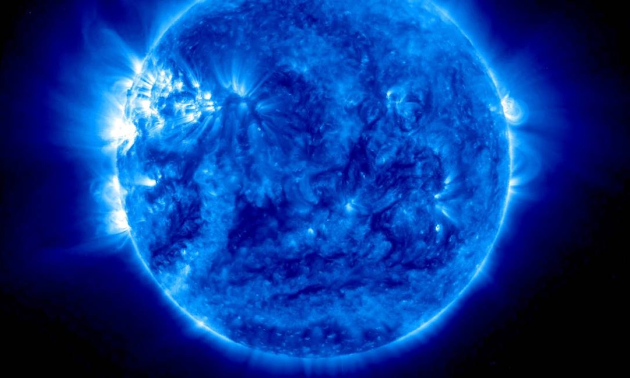 Espaçonave da Nasa faz registro incrível do Sol em tons de azul ...