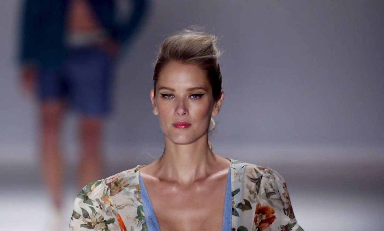 Eterna musa, Gianne Albertoni arrasa em desfile com suas curvas: ‘Não ...