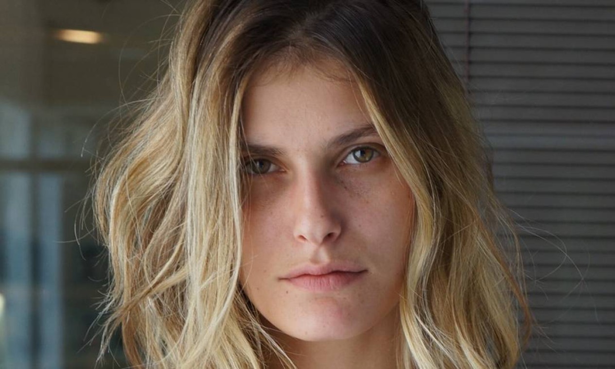 Prestes a embarcar para NY, Carol Francischini surge com os fios louros ...