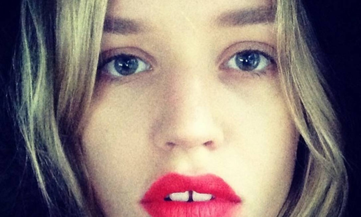 Selfies com batom borrado é a nova moda da internet engajada - Jornal O ...
