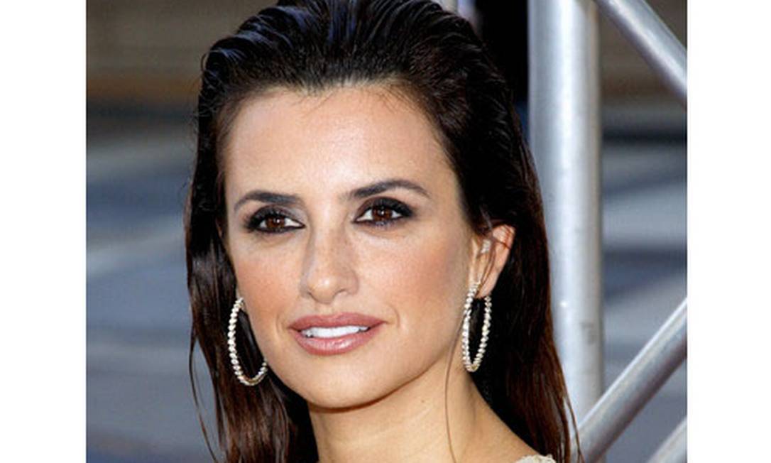 Usado por Angelina Jolie e Penélope Cruz, ‘wet look’ é o penteado do ...