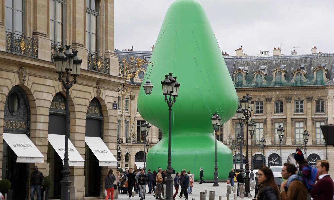 Árvore inflável gigante causa polêmica entre parisienses - Jornal O Globo