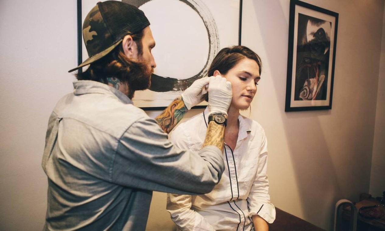 Usado por Emma Watson e Candice, piercing volta à moda menos rebelde e ...