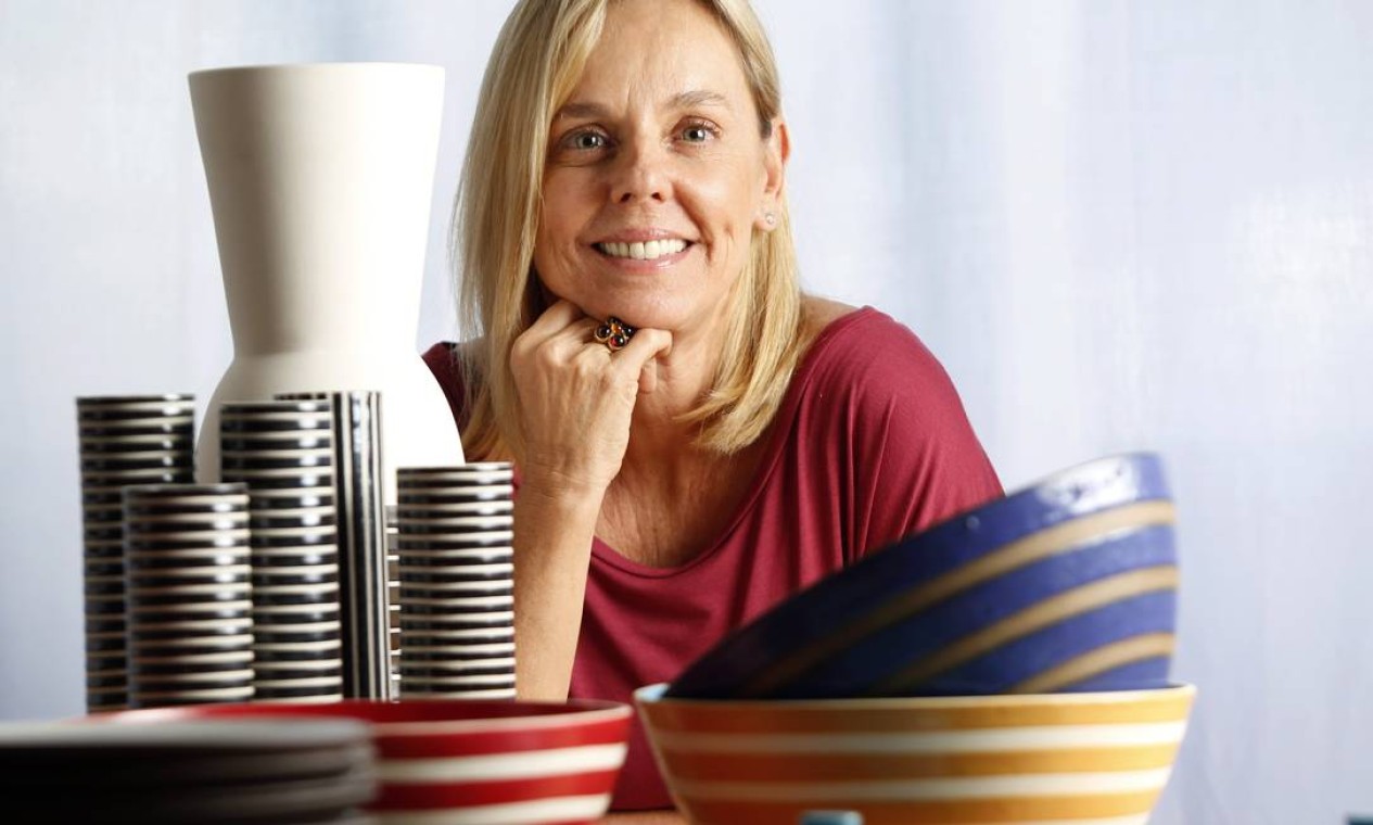 Denise Stewart cria cerâmicas utilitárias e coloridas - Jornal O Globo