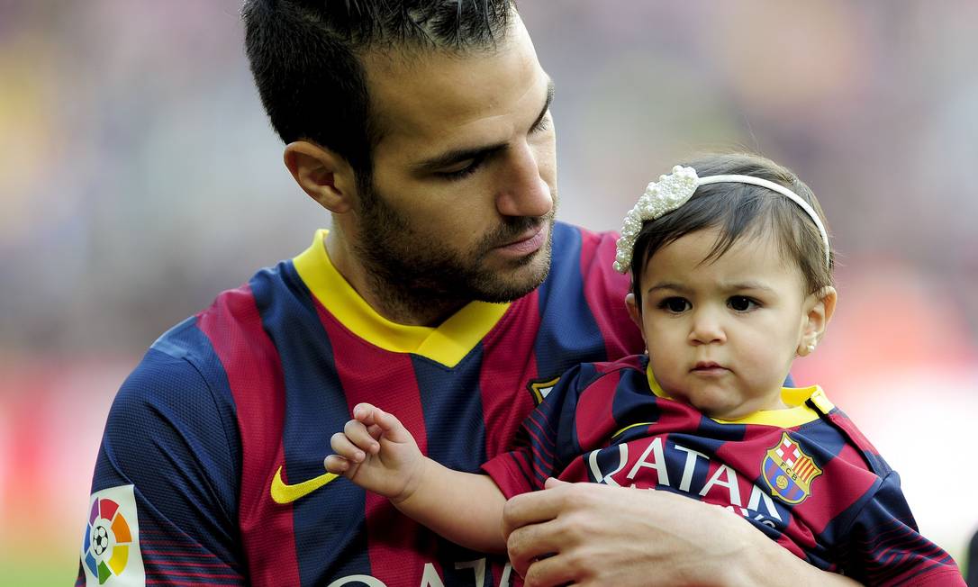 Não é fofo? Com nove meses, filha de Fàbregas aparece com camiseta do ...