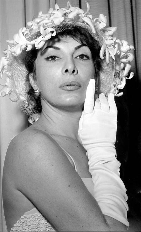 Veja alguns looks da cantora Marlene, a favorita da Aeronaútica ...