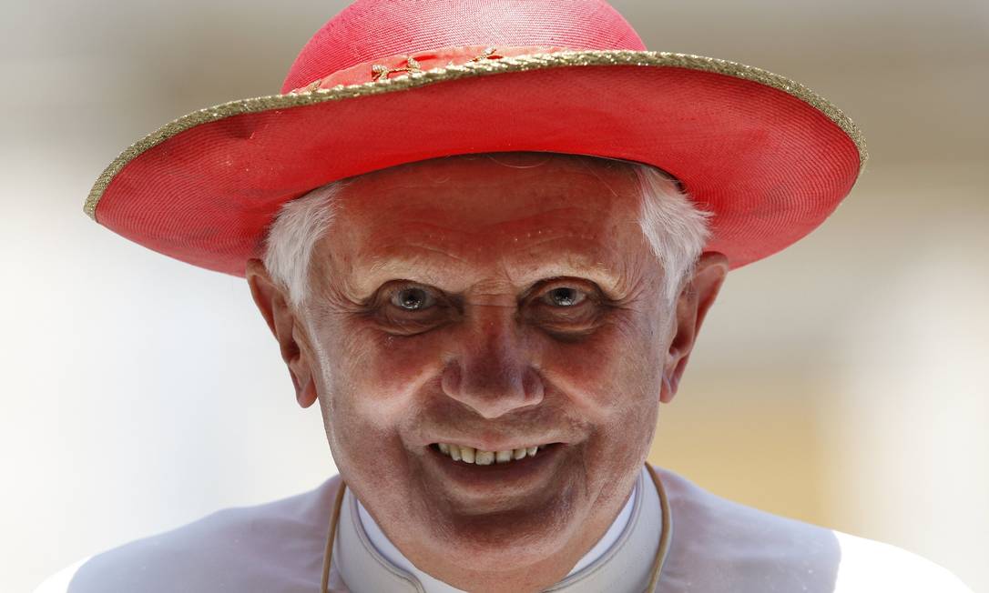 De Prada a chapéu Saturno: O estilo do Papa Bento XVI - Jornal O Globo