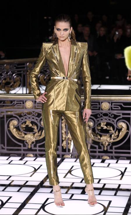 Versace apresenta sua coleção de alta-costura de verão 2013 em Paris ...