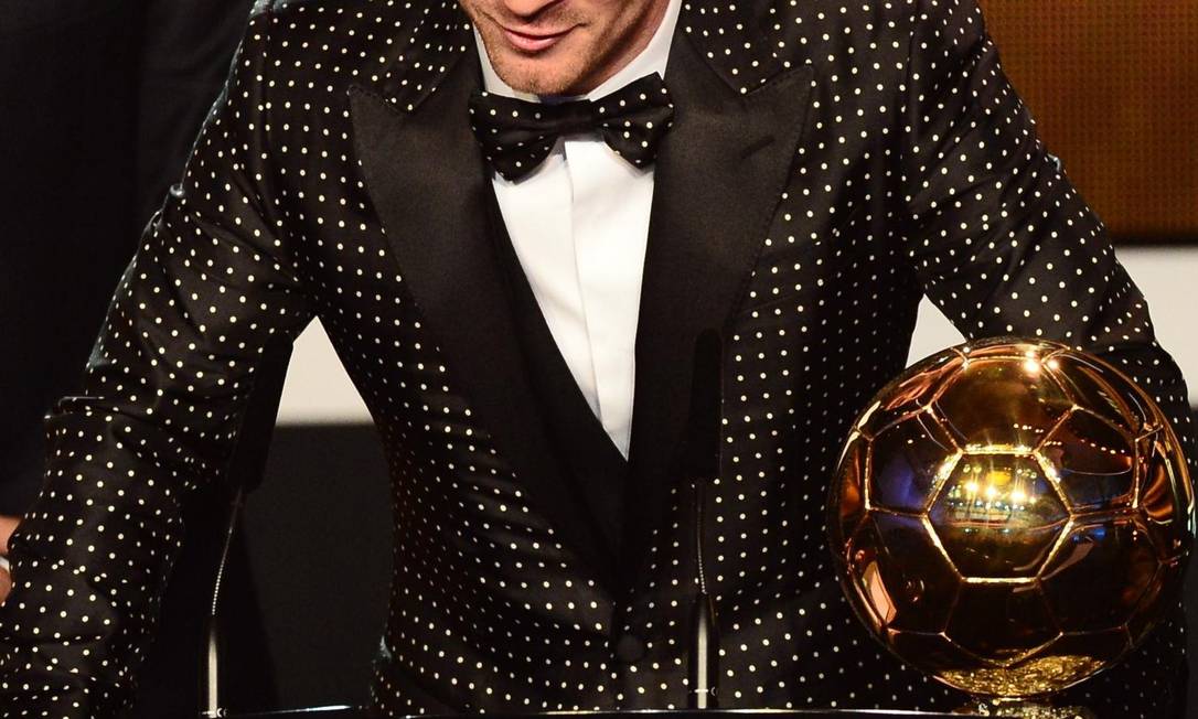 Messi surge com smoking repleto de poás em premiação da Fifa - Jornal O ...