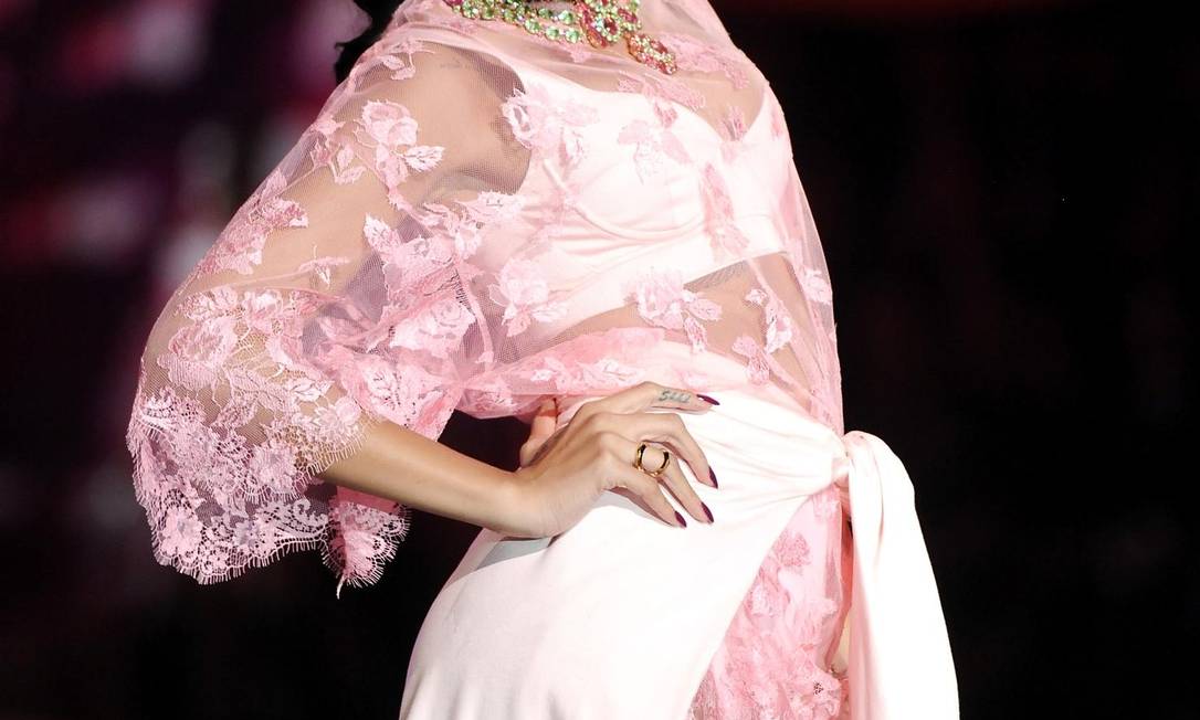 Look de Rihanna para desfile da Victoria’s Secret foi criado em duas ...