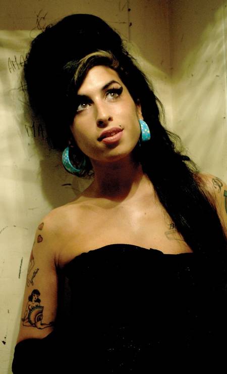 Estilo Amy Winehouse se mantém vivo um ano após a morte da cantora ...