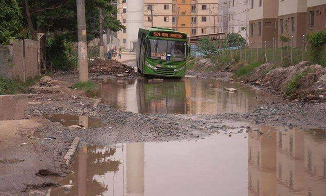 Sem asfalto, ruas de bairro em Belford Roxo viram lamaçal quando chove ...