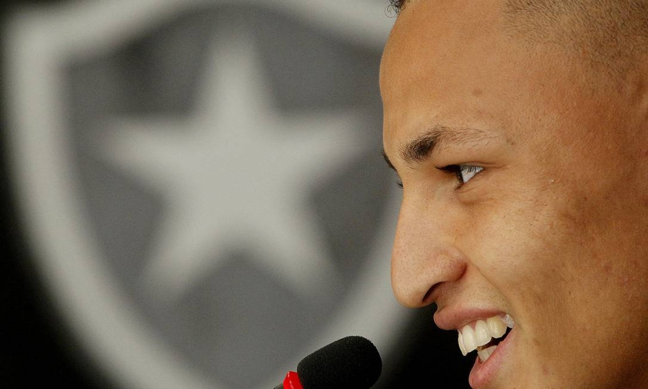 Neilton comemora renovação com o Botafogo - Jornal O Globo