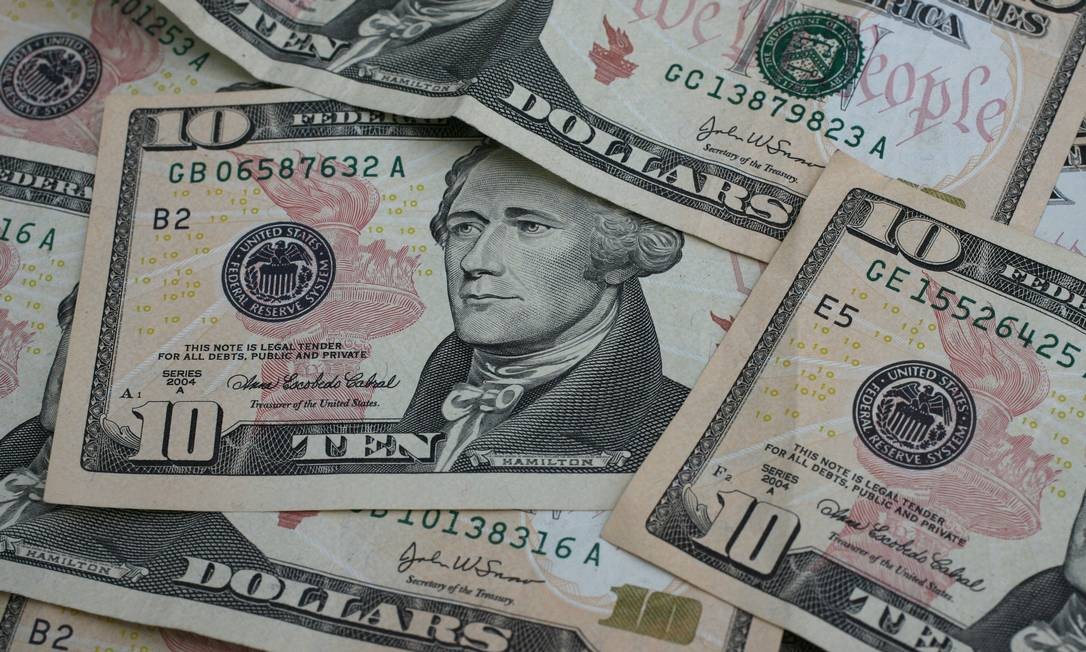 Dólar tem maior alta desde 2011 e vale R$ 3,89; Bolsa cai 4% - Jornal O ...