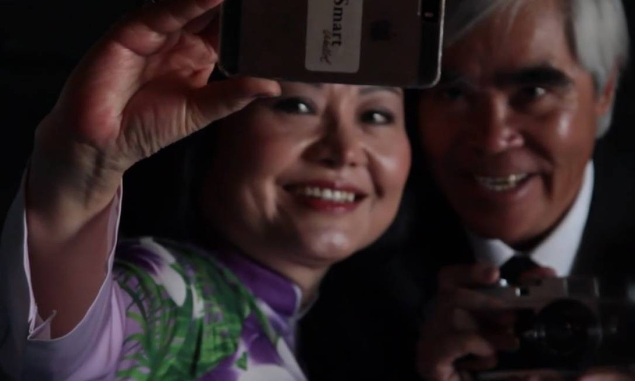 ‘Menina do napalm’ tira selfie com fotógrafo que a eternizou - Jornal O ...
