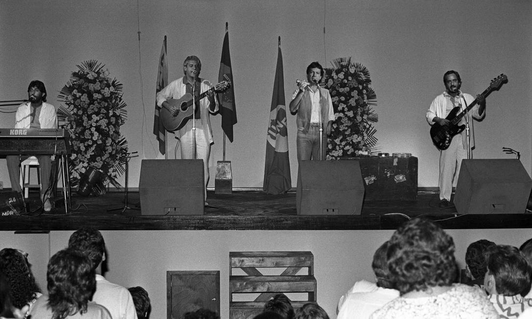 Almanaque de Niterói: MPB-4 inaugura Teatro do DCE da UFF - Jornal O Globo