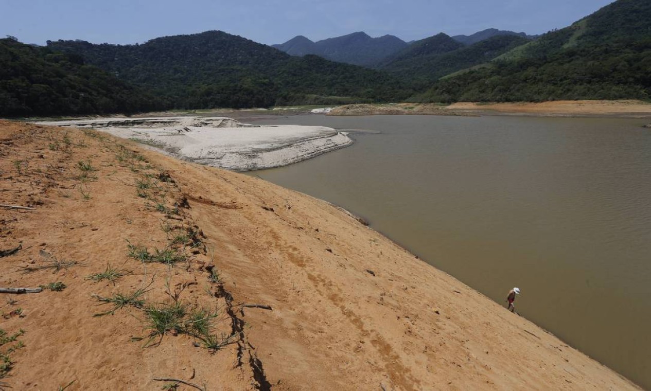 Represa quase seca em Xerém - Jornal O Globo