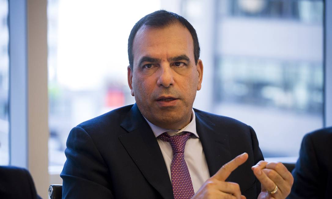 Dólar alto faz Vivo abrir negociação com fornecedores - Jornal O Globo