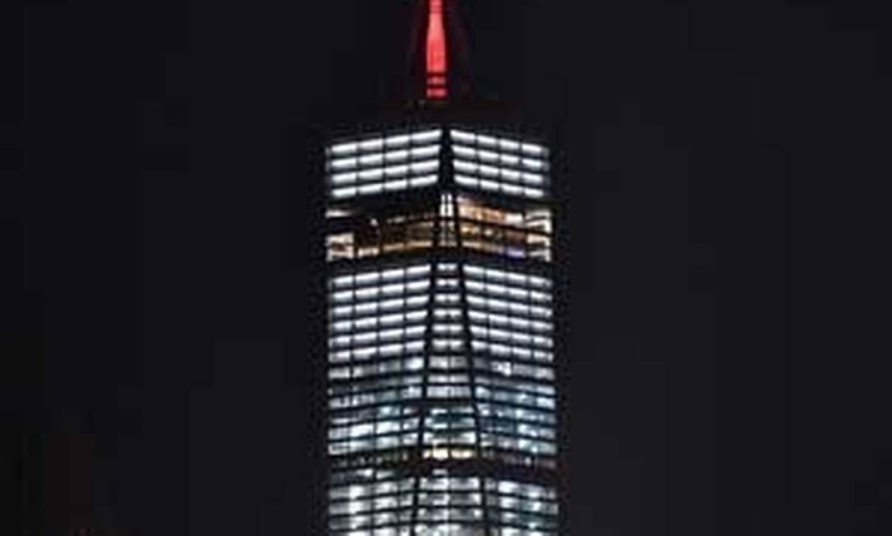 One-WTC, em Nova York, é iluminado com as cores da França - Jornal O Globo