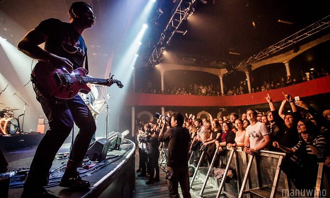 Fotos mostram o público do Bataclan minutos antes de ataque terrorista ...