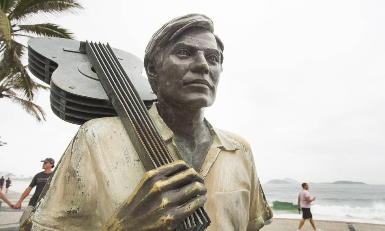 Estátua em homenagem a Tom Jobim no Arpoador é danificada - Jornal O Globo